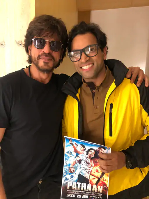 Shah Rukh Khan Meets And Greets His Fans At 2am | Photo Autograph ...