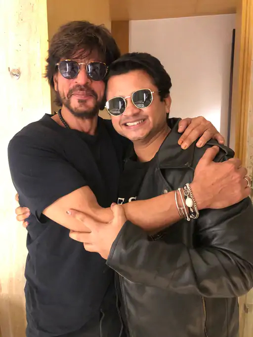 Shah Rukh Khan Meets And Greets His Fans At 2am | Photo Autograph ...