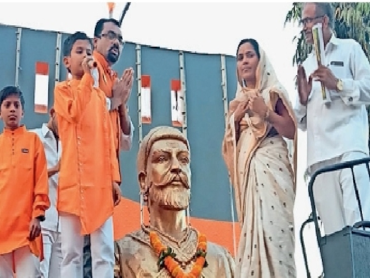 Abhishek to the statue of Chhatrapati Shivaji Maharaj | उत्सव: छत्रपती ...