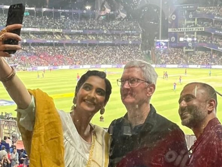 Apple CEO Tim Cook IPL 2023 KKR vs Delhi Capitals Sonam Kapoor | IPLची ...