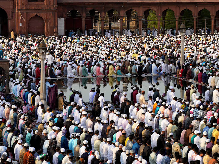 Ramadan Eid in india | Offered Fajr Namaz, People Are Congratulating ...