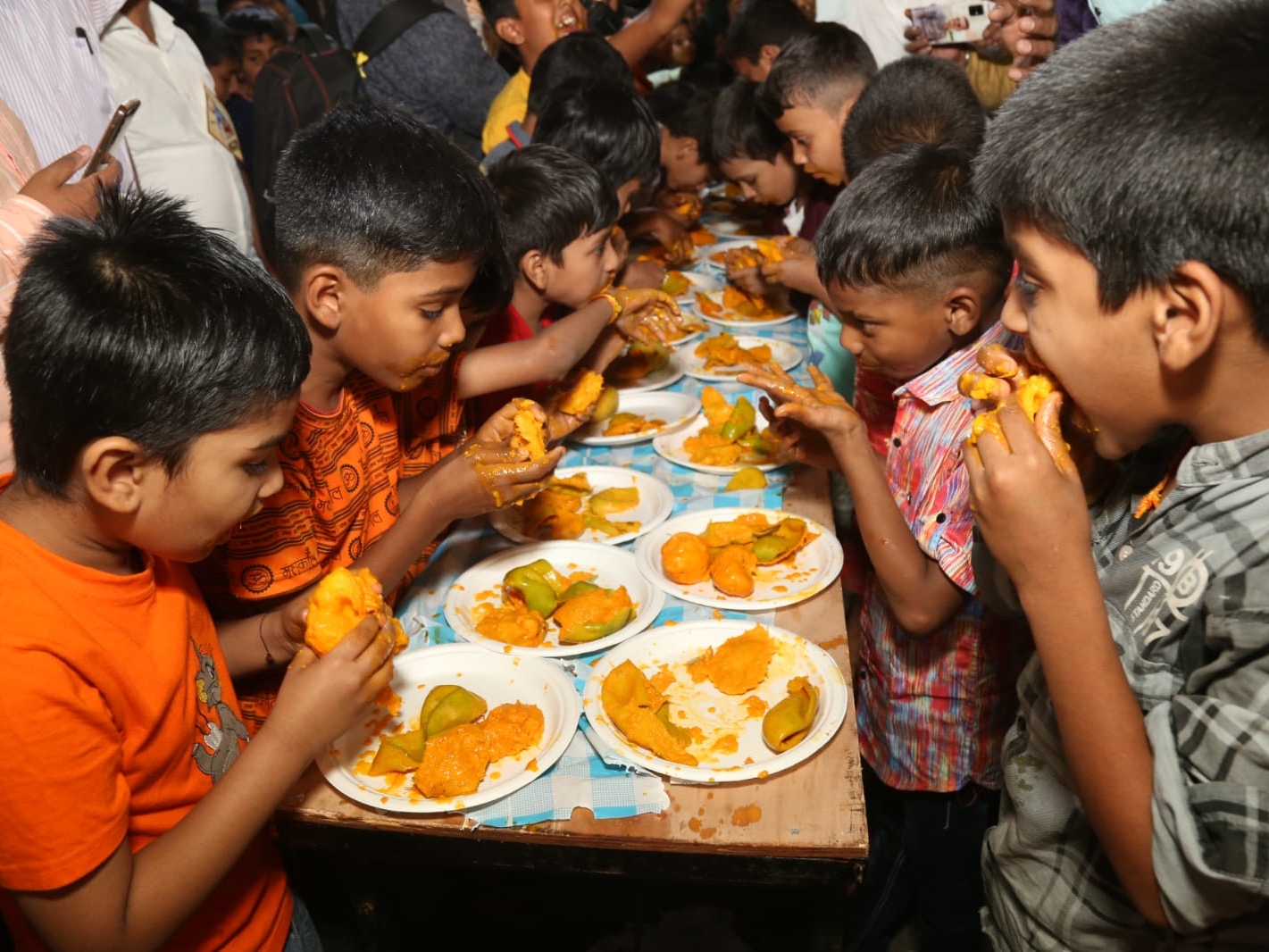 Mango Eating Contest in Pune | Prahlad Gawli Friends Mango Rate | Pune ...