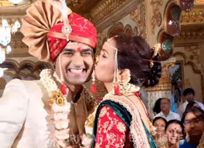 Marathi Actor Sanket Pathak Suparna Shyam Wedding Nivedita Saraf ...