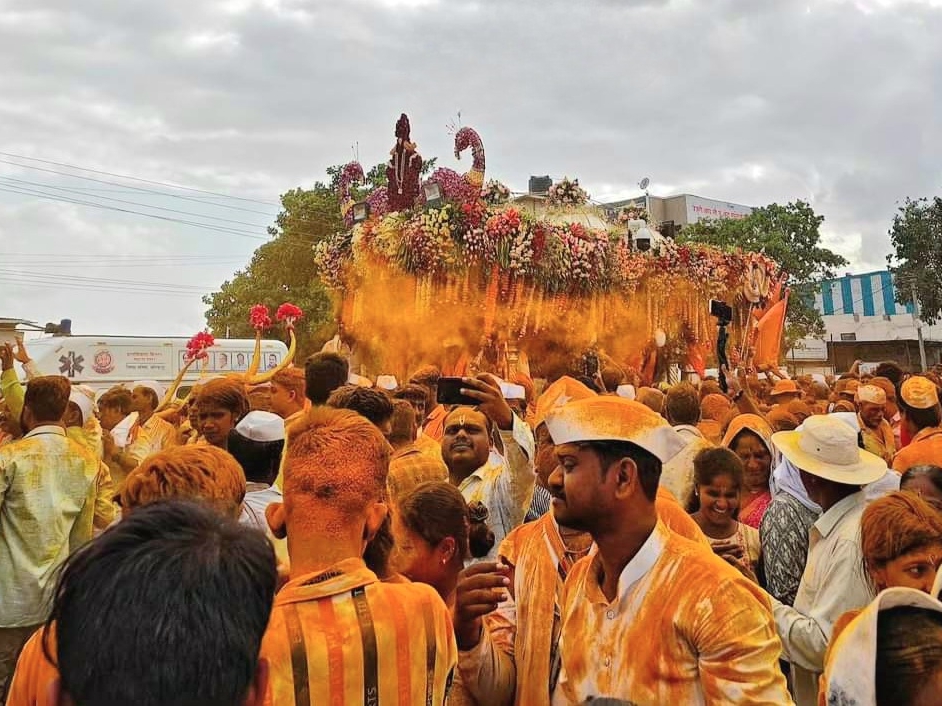Palkhi Sohla Bathing in Abeer Bukya Bathing in Yellow Jard Bhandari in ...