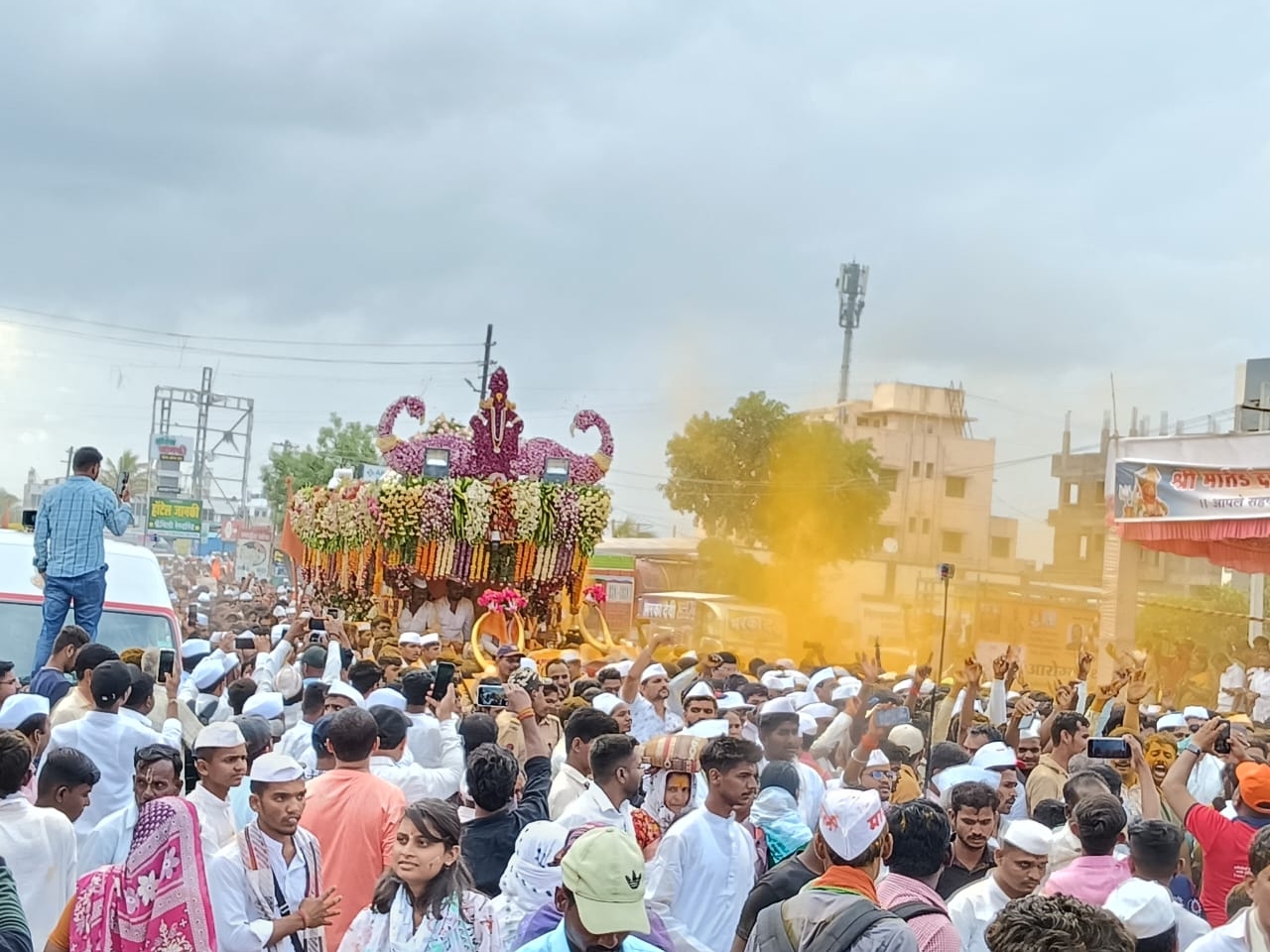 Palkhi Sohla Bathing in Abeer Bukya Bathing in Yellow Jard Bhandari in ...