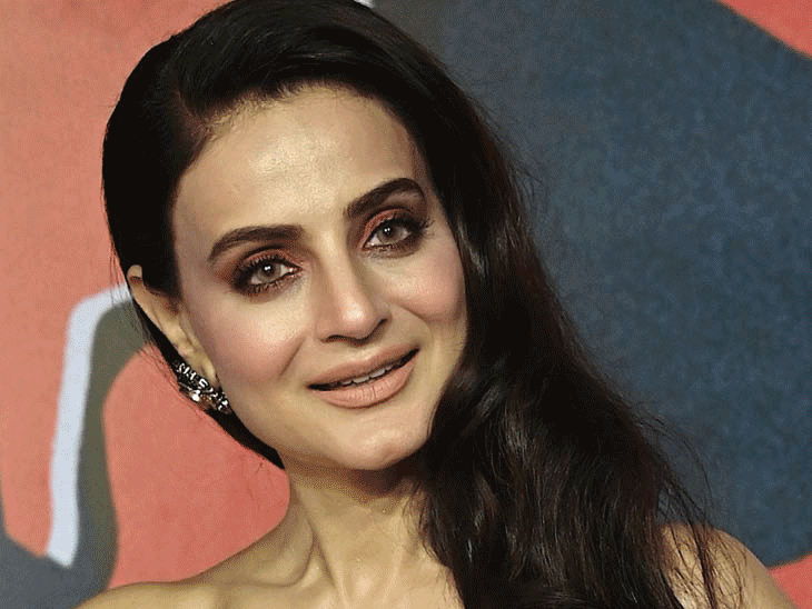 Films are lagging because actresses have no place in movie posters: Amisha Patel | बॉलिवूडचा ...