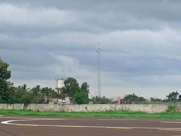 Mobile tower erected overnight in Karad airport area, show cause notice ...