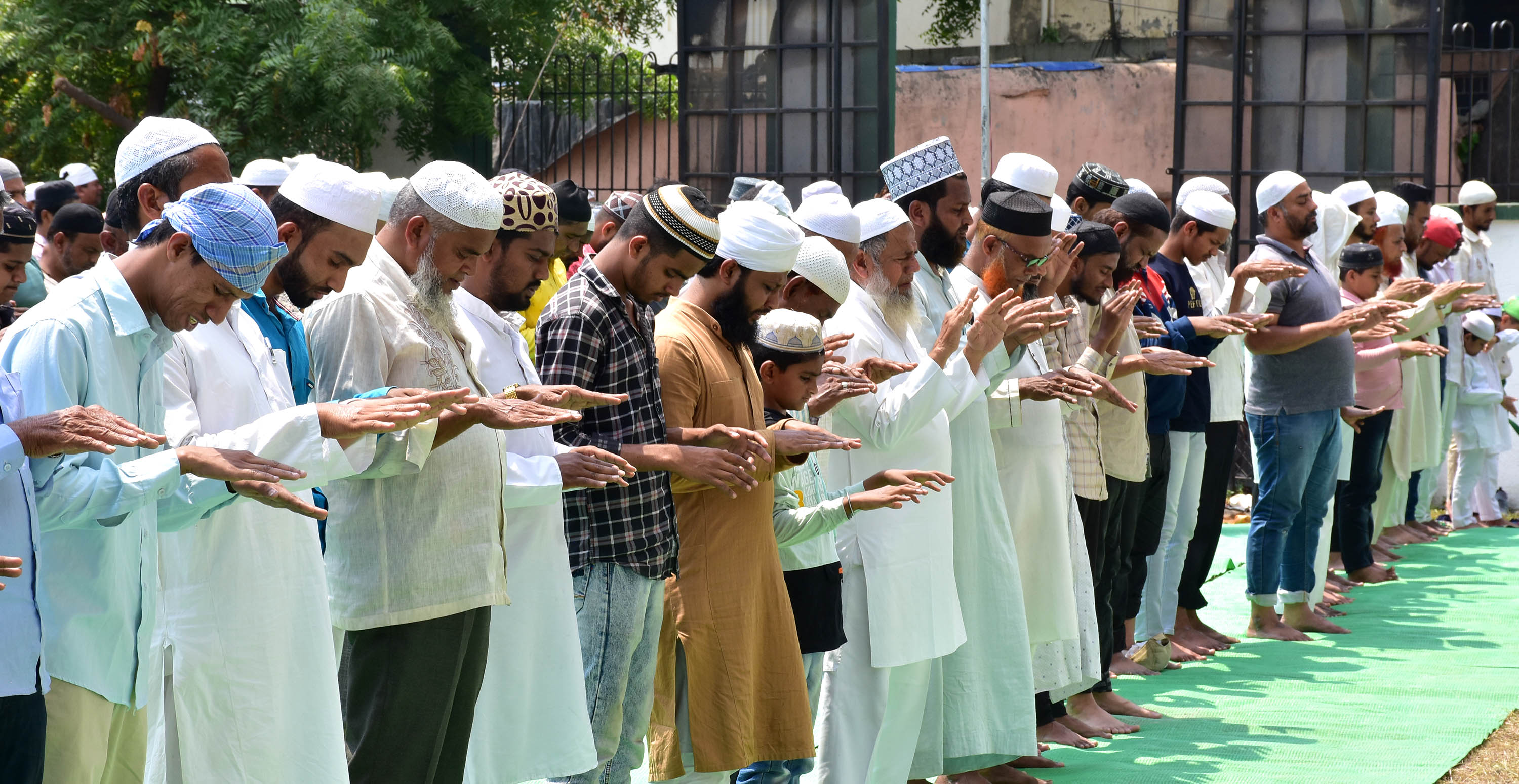 Recitation of Namaz Istiska by Muslim brothers for rain | पाऊस पडावा ...