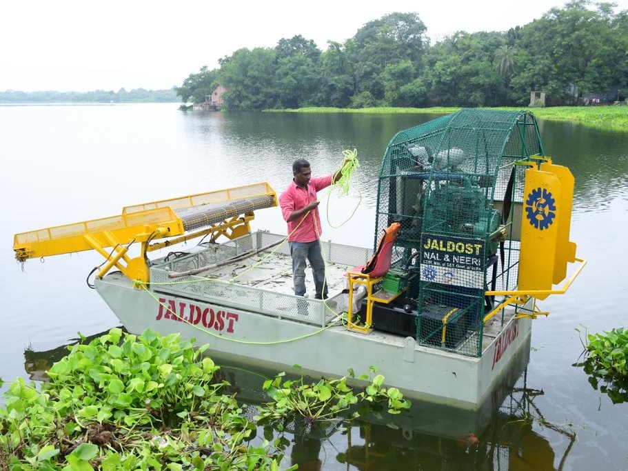 'Jaldost' machine boat came to remove aquatic plants from ponds ...