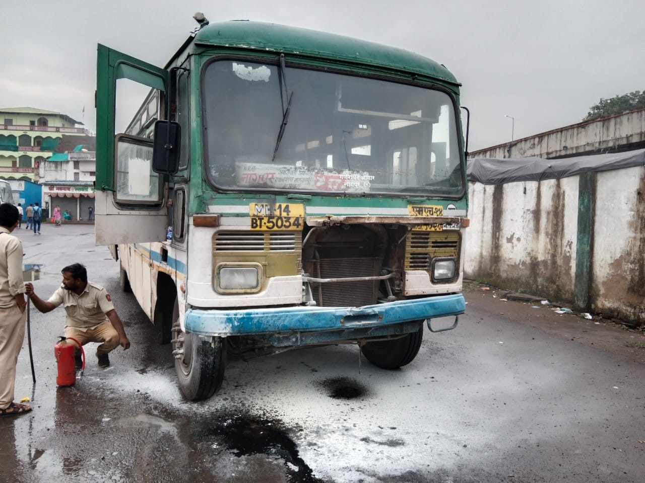 Nagpur-Dhule bus caught fire suddenly at Kondhali bus stand; Due to the ...