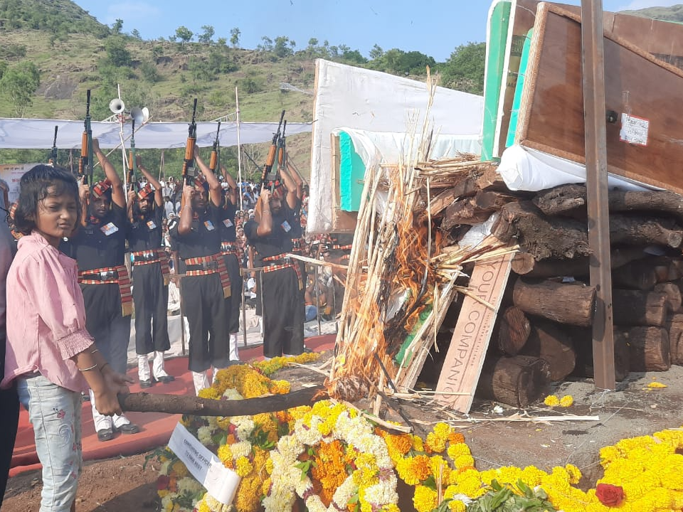 Martyr jawan Shankar Ukalikar was cremated with state honors; In ...