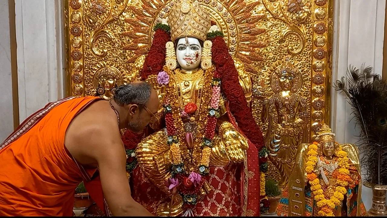 Pune Mahalakshmi Devi 16 Kg Gold Saree Dussehra | Latest News ...