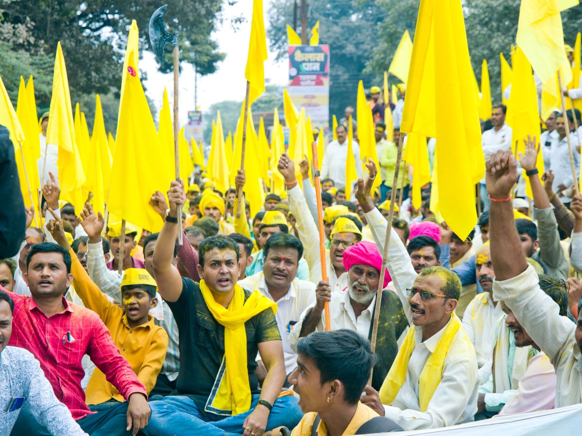 Statues of great men saluted in Beed, attracted attention by yellow flags