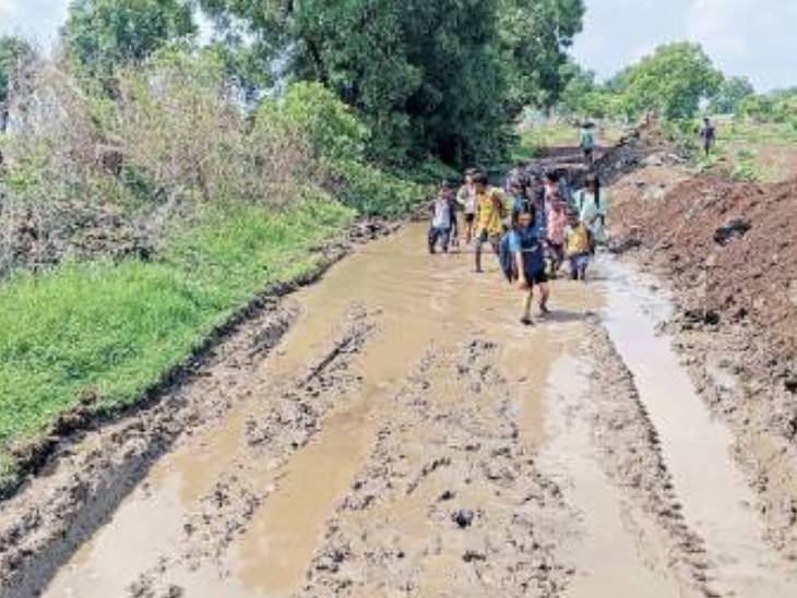 Students walk through the mud to school, example in Shivna in Sillod ...