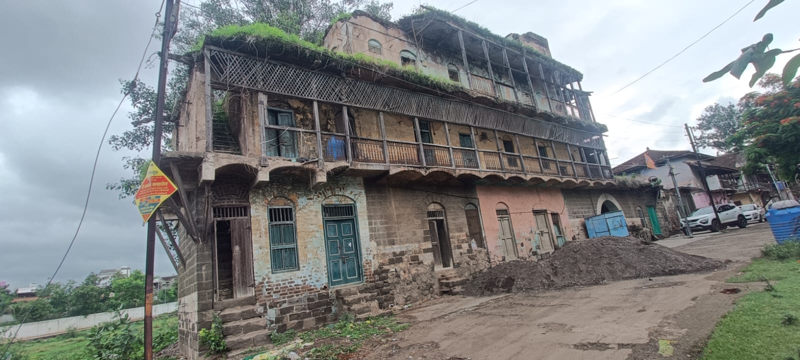 In Chalisgaon, Amalner city, 63 buildings are afraid of falling in rain ...