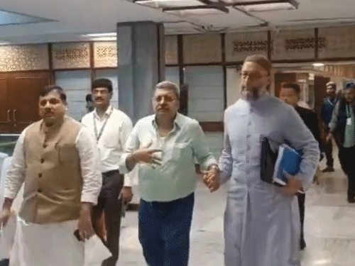 Waqf Bill JPC Meeting; TMC Kalyan Banerjee Glass Water Bottle ... Waqf Bill JPC Meeting; TMC Kalyan Banerjee Glass Water Bottle ...
