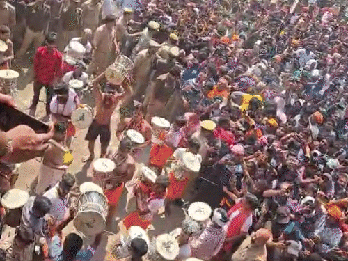 Varanasi Masan Holi 2025 LIVE Videos Update; Manikarnika Ghat | Kashi ...