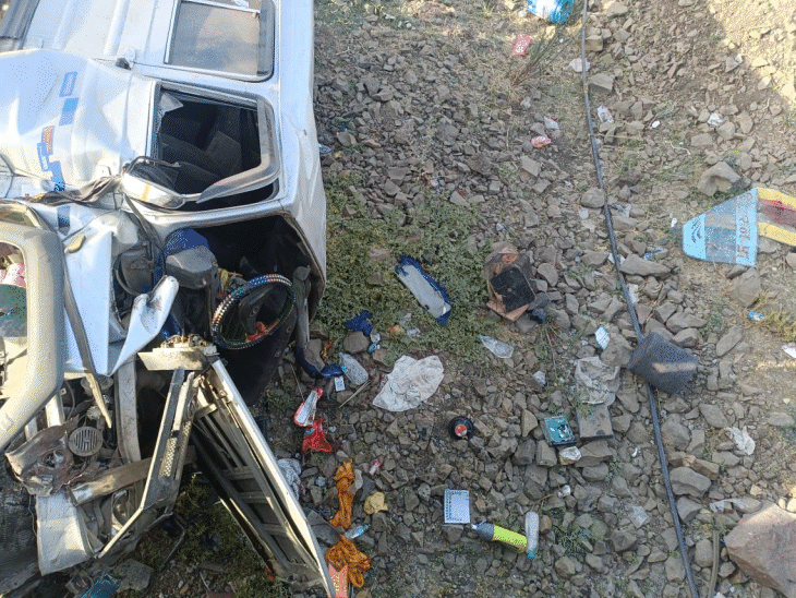 Tempo-Trax falls into 10-feet deep gorge, 6 killed
