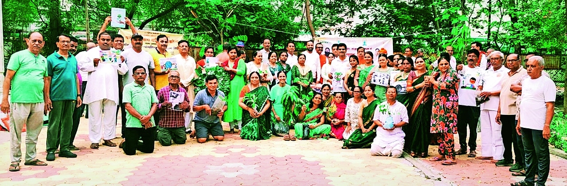 On Environment Day, Yoga class at Tilak Park planted trees, distributed ...