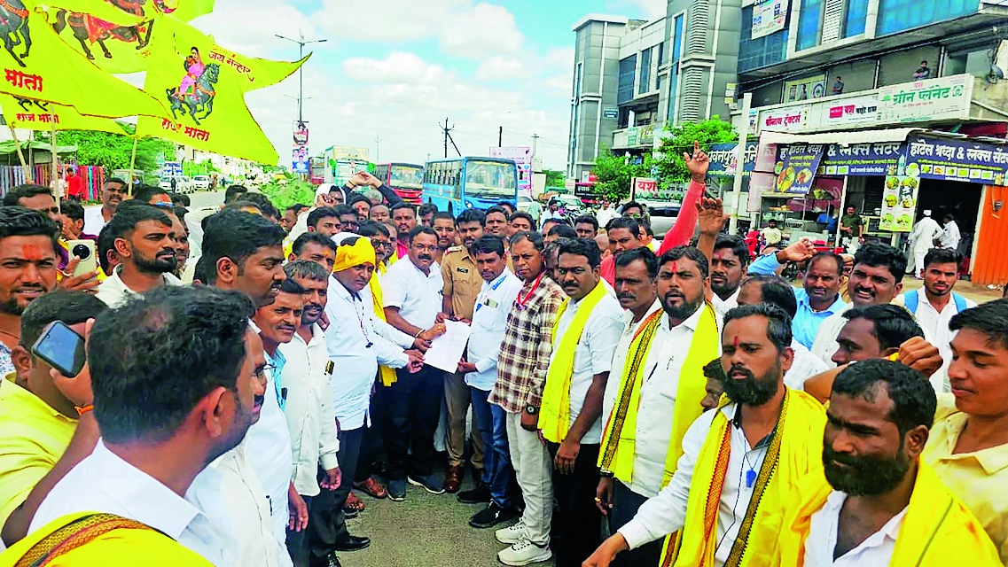 One and a half hour traffic jam for Dhangar reservation in Ambad city ...