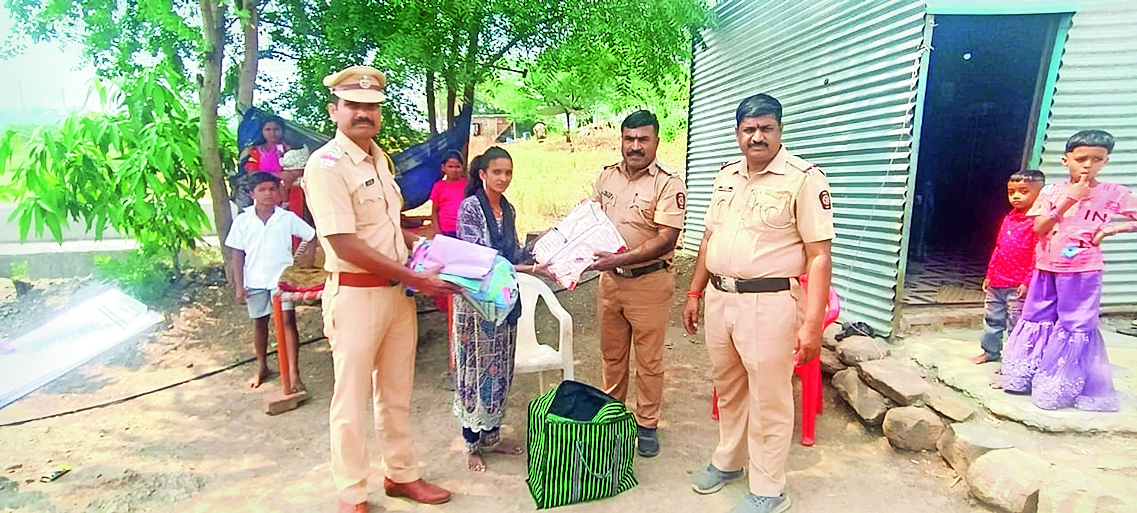 Tembhurni police station provides Diwali snacks along with household ...