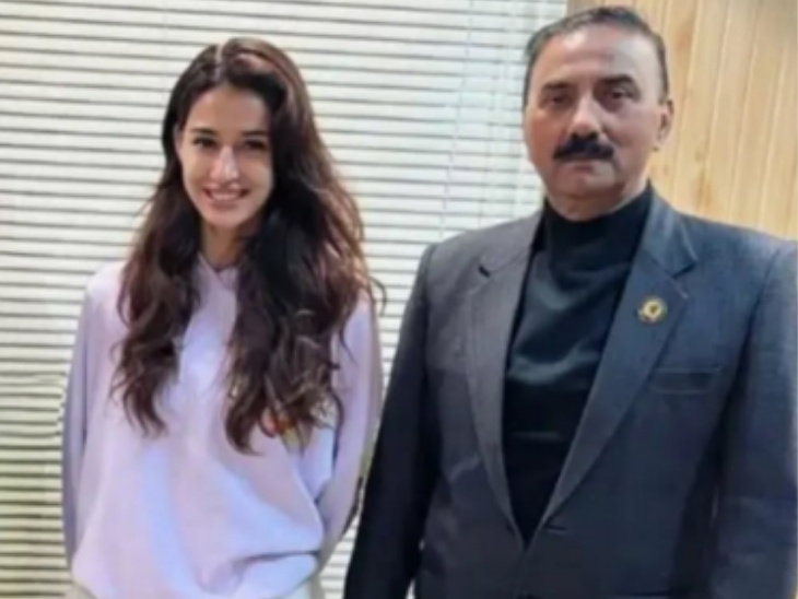 Disha Patani's father gets gun license | दिशा पटानीच्या वडिलांना ...