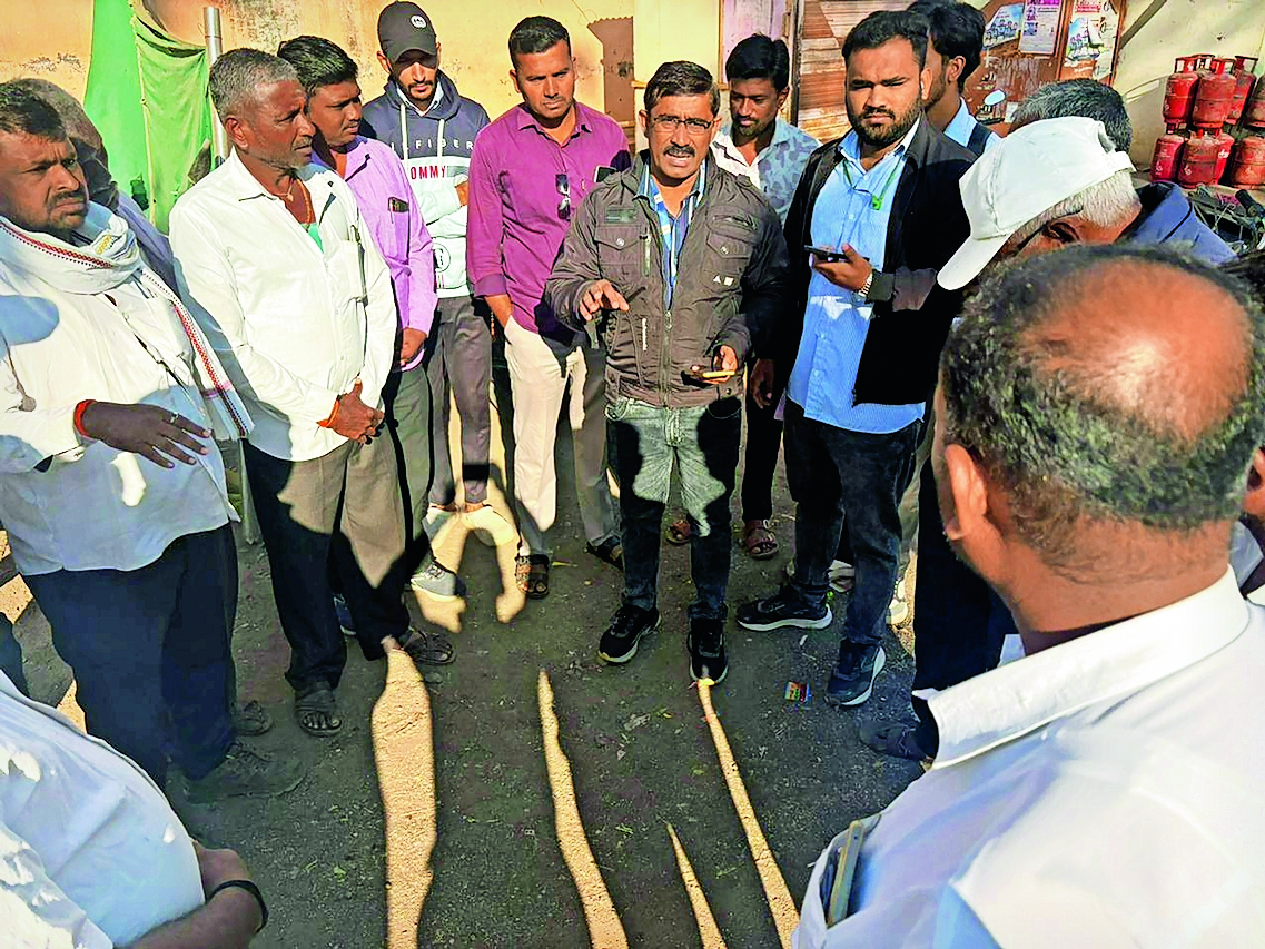 Awareness among farmers about Krishi Mahavistar AI app at Pimpalwad ...