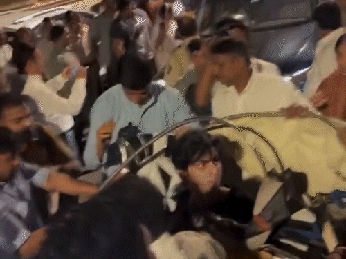 Mumbai actor akshay kumar car auto accident Twinkle Khanna