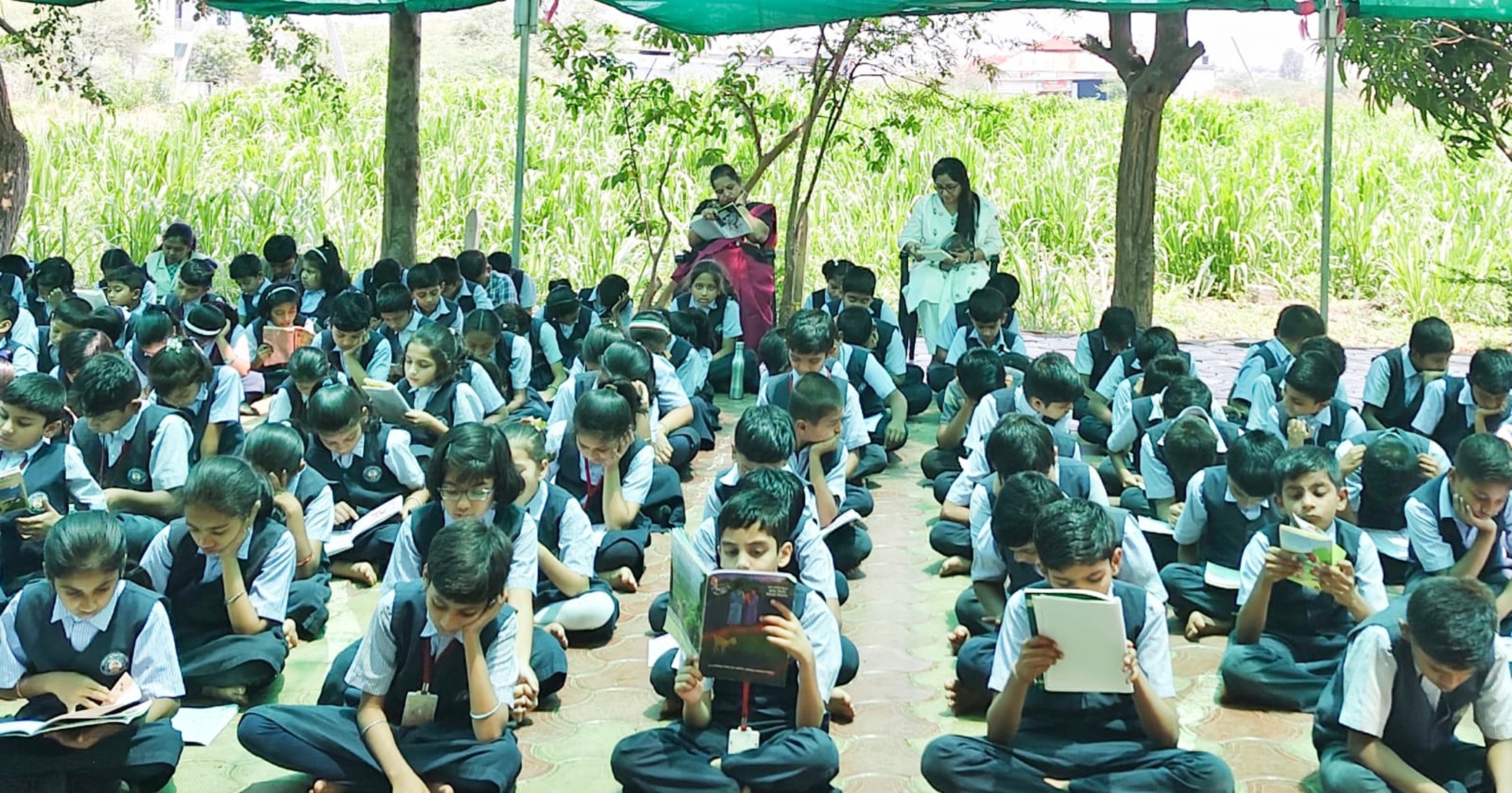 Group reading of 378 students in Ambajogai, an initiative of Rotary ...