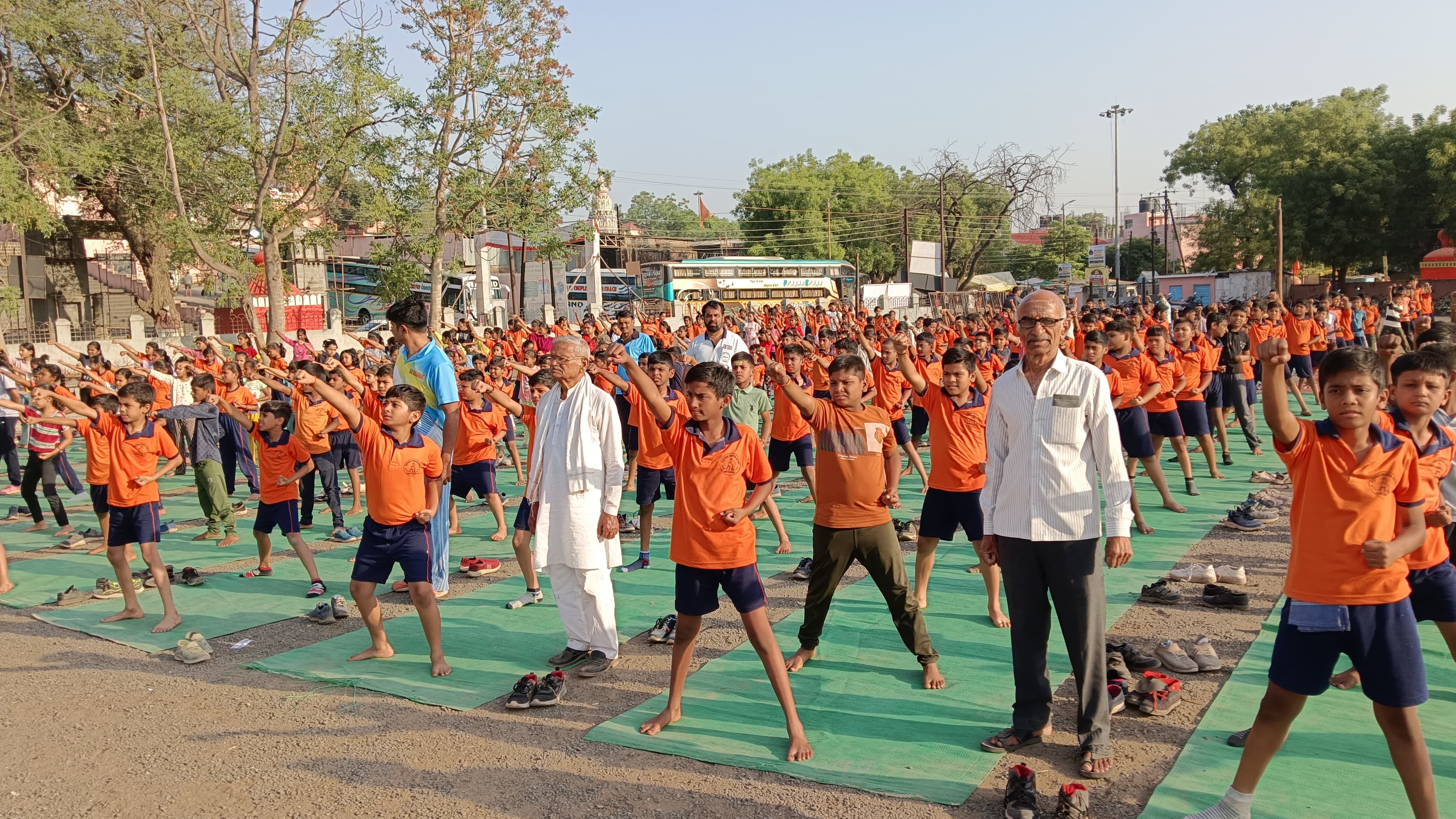 30 expert teachers are teaching 310 students for six hours every day ...