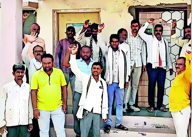 Angry farmers in Shewali block electricity distribution office, power ...