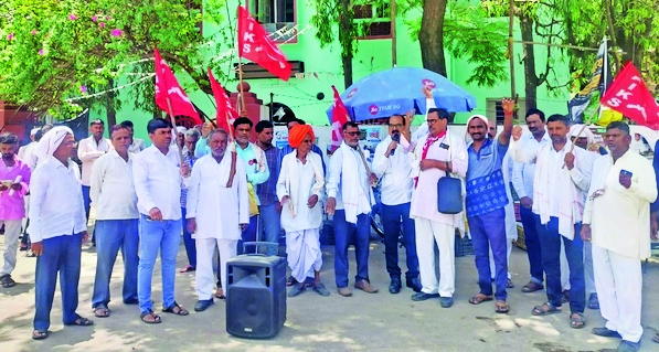 Kisan Sabha makes fun of fraudulent loan waiver decision, protests in ...