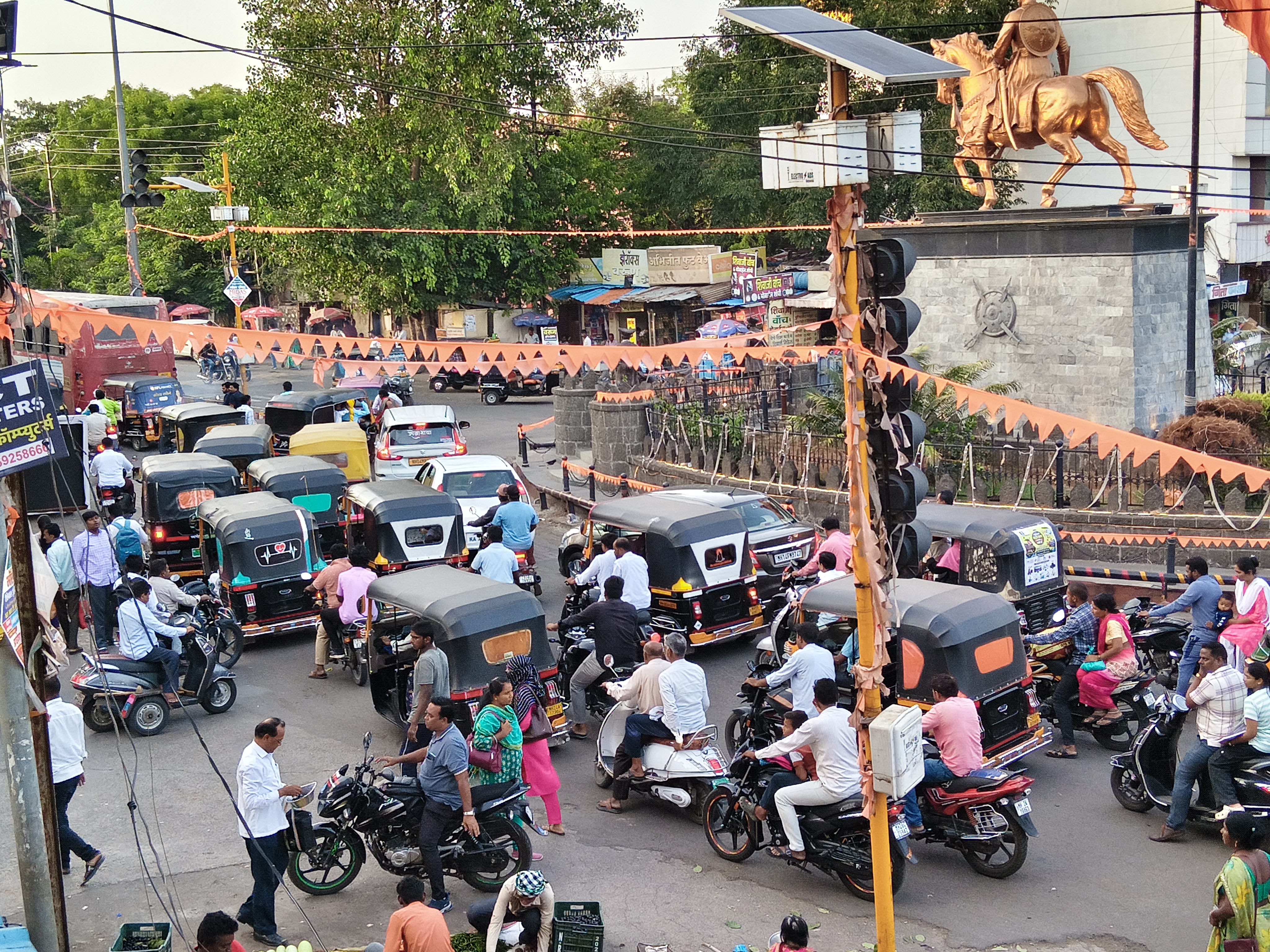 Signals at all four intersections of Udgir city are closed, traffic ...