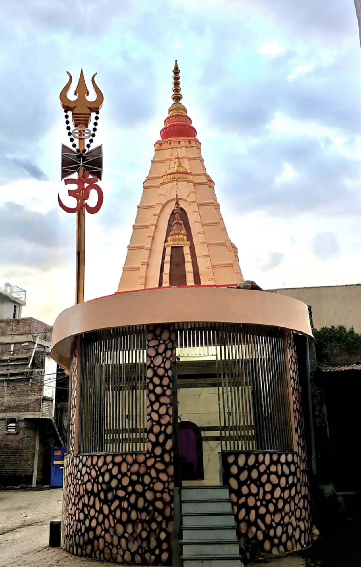 Installation of a 25-foot tall grand trident in the Khol Mahadev Temple ...