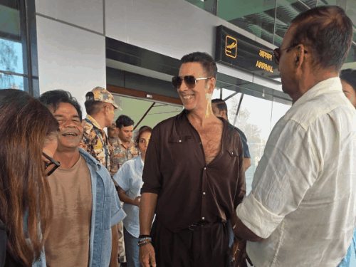 Disha Patani & Akshay Kumar Enjoy Home Food in Bareilly