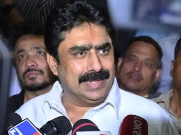 Sanjay Raut Slams MP Patil: Funds for Development or Contracts?
