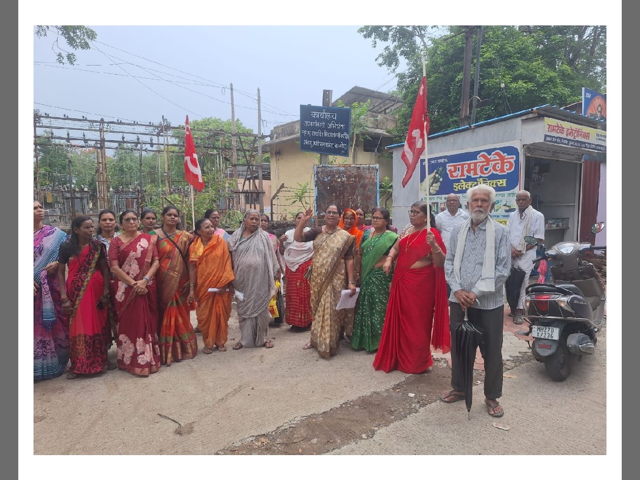 Badnera Smart Meter Protest; Amravati Engineer Given Petition