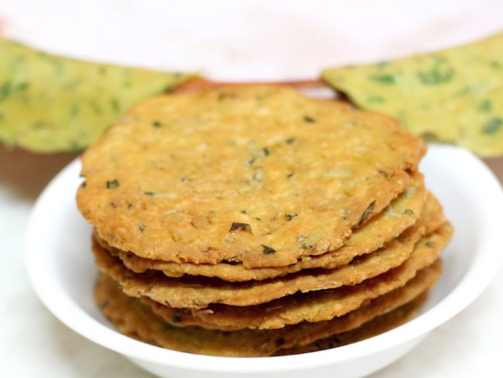 Try Kadak masala puri recipe for Diwali snacks | નવરાત્રિ પૂરી થતાં જ ...