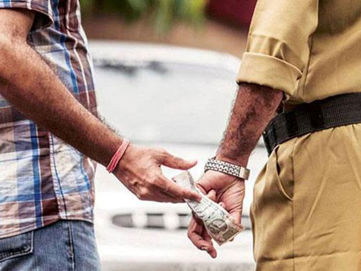 head constable escaped with bribe after know about acb trap in dhanera | ધાનેરામાં ACB ટ્રેપ ...