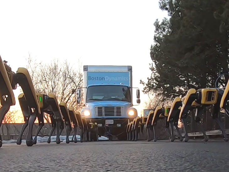 10 robot dogs pull out heavy truck