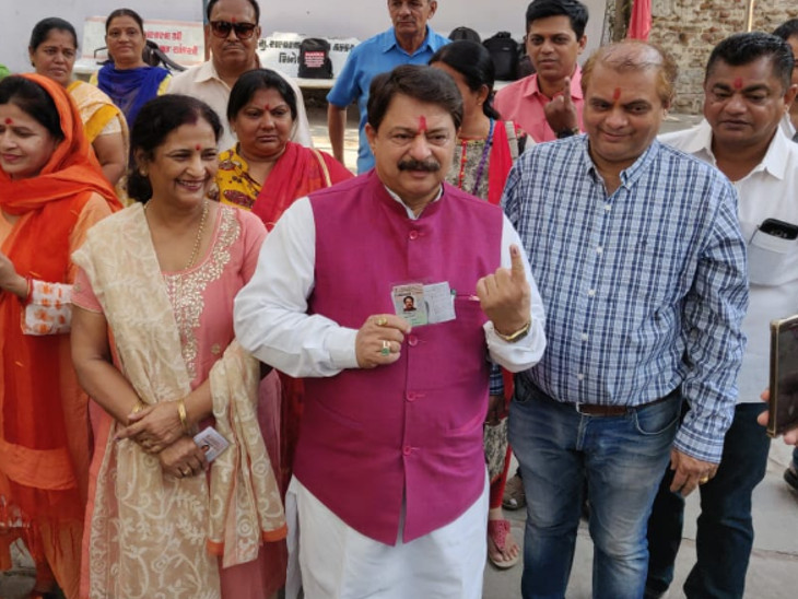 Voting of gujarat assembly speaker rajendra trivedi in vadodara ...
