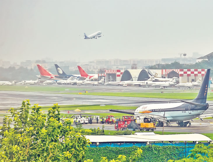 Major runway at Mumbai airport resumed after 90 hours | મુંબઇ એરપોર્ટ ...