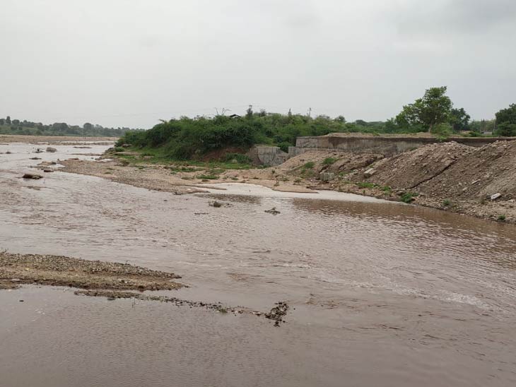 Due to the heavy rainfall in the upstream, there is a new low flow in ...