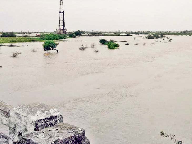 Dhadhar surface 99 feet, 7 villages alert, not to go river bank due to ...