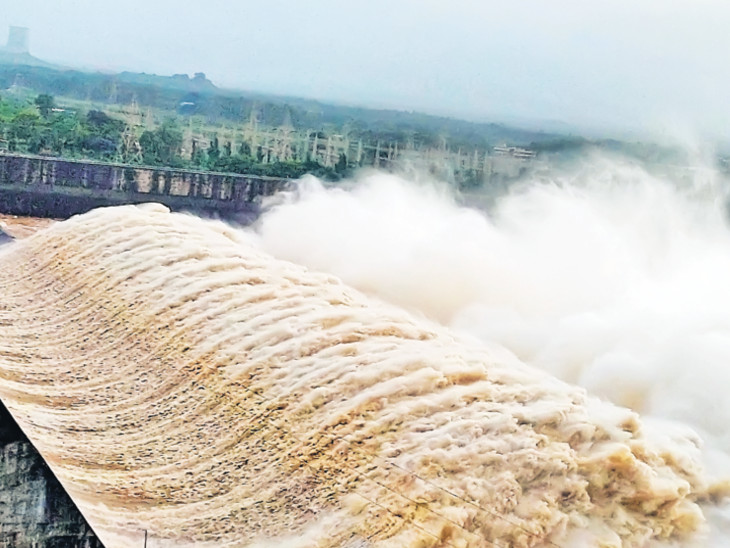 Continuous rise in the level of Ukai Dam due to overcast rainfall ...