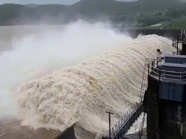 Across the surface of the Ukai dam 344 feet, alert the system with ...