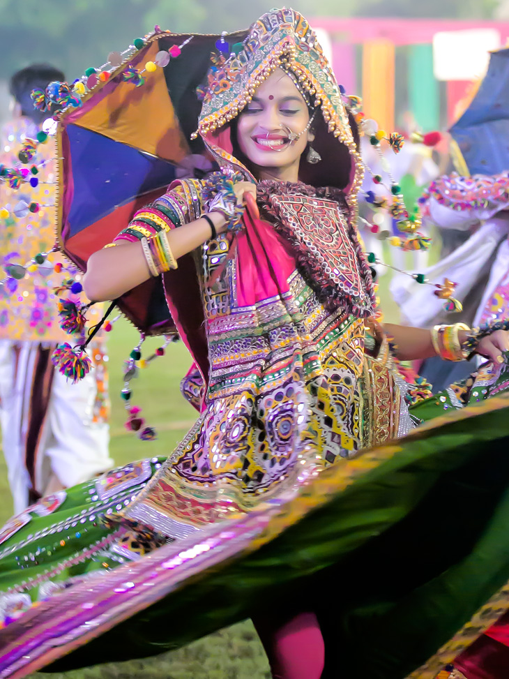 players playing garba very gracefully on forth day | ચોથે નોરતે ...