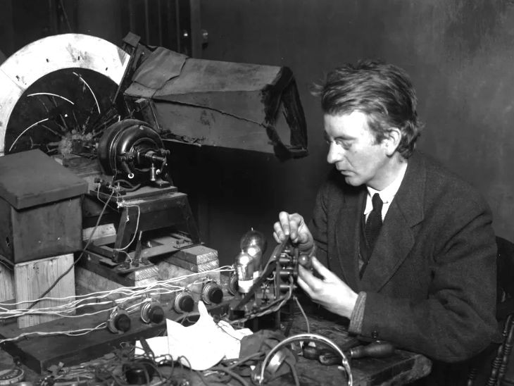 The first TV made of cardboard and fan motor in 1924, the first news ...