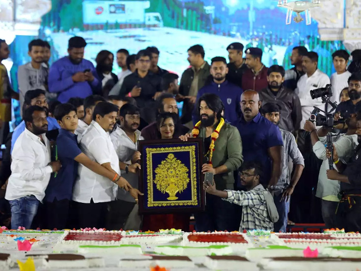 World record made on KGF Star Yash's 34th birthday, fans cut 5000 Kg cake