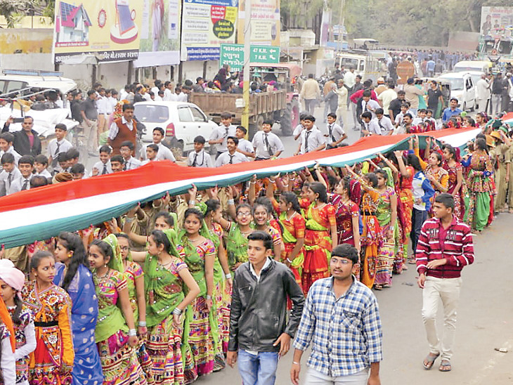 The 111-meter-long national flag travels for the first time in Kalawad ...